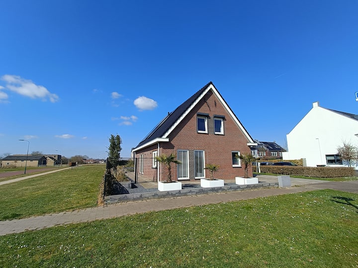 Ruime En Moderne Woning Met Overkapping - Beuningen