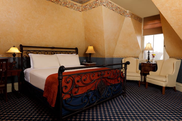 Boutique B&b Downtown | King Bed + Breakfast - Kalamazoo, MI