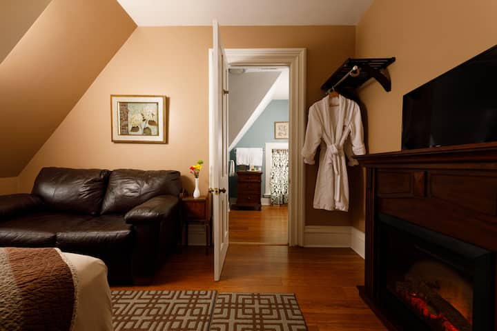 Boutique B&b Downtown | Queen Bed + Fireplace - Kalamazoo, MI