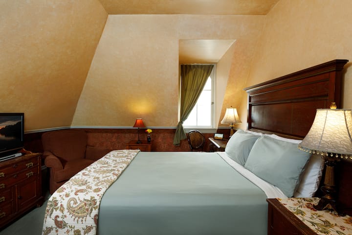 The Muskegon - Room #11 - Kalamazoo, MI