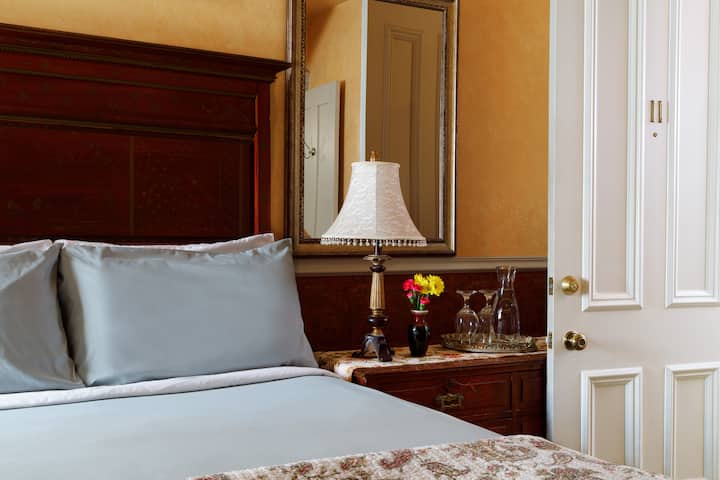 Room 11 In The Kalamazoo House - Kalamazoo, MI