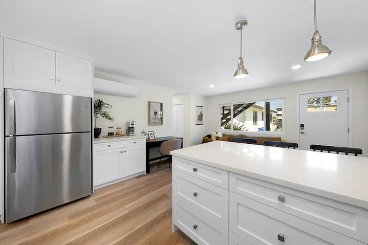 Trendy Mission Hills Condo: 2 Bedrooms W/ Parking - San Diego Airport (SAN)