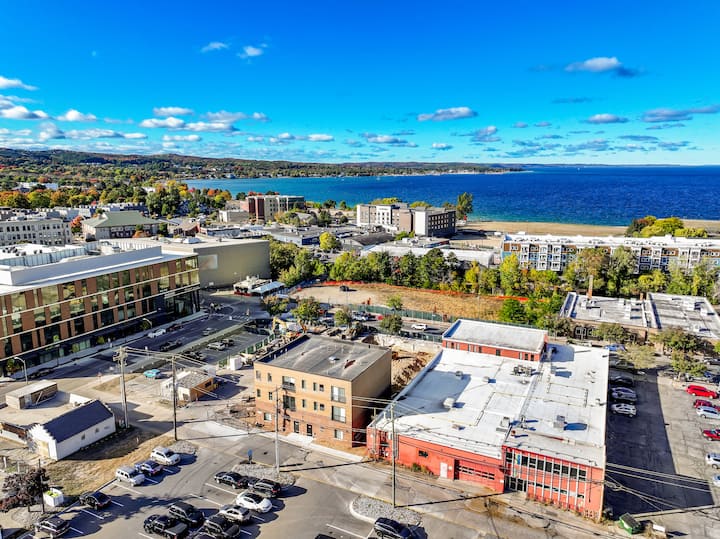 The Loop Downtown By Kasa | Comfy & Spacious King - Traverse City, MI