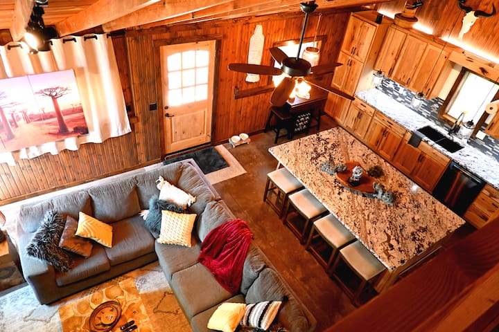 Lakeside Safari-theme Loft W/hottub & Party Patio! - Kansas (State)