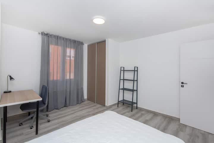 Habitación Amplia Y Luminosa - Albacete
