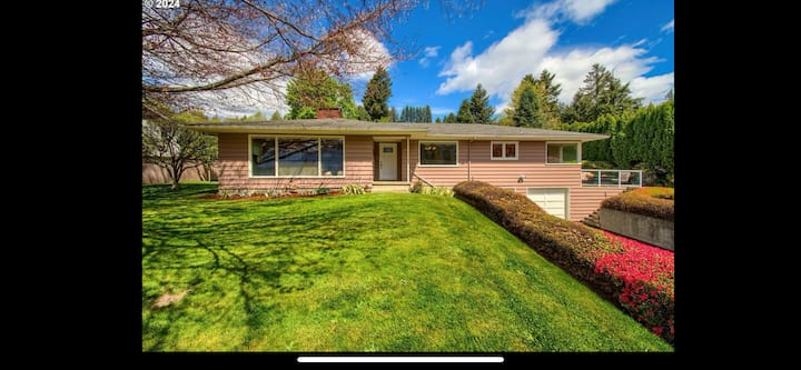 Charming River View Retreat - Cascade Locks, OR