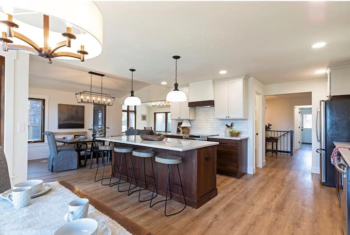 A Montana Mountain Stunner: Hilltop Drive - Hamilton, MT