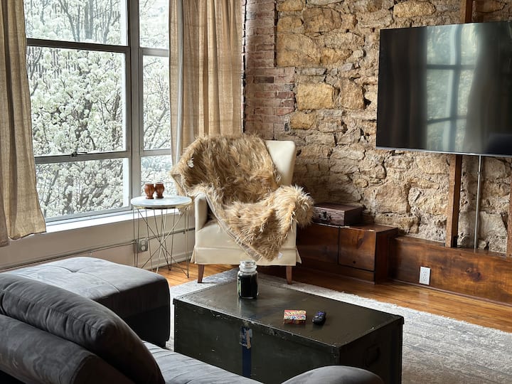 Luxurious Loft Apartment - Topeka, KS