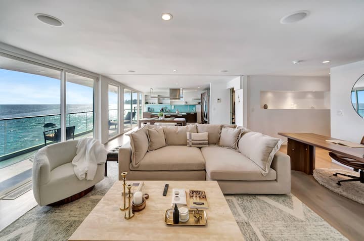 Luxe Malibu 4br Beachfront Retreat W/private Beach - Malibu, CA