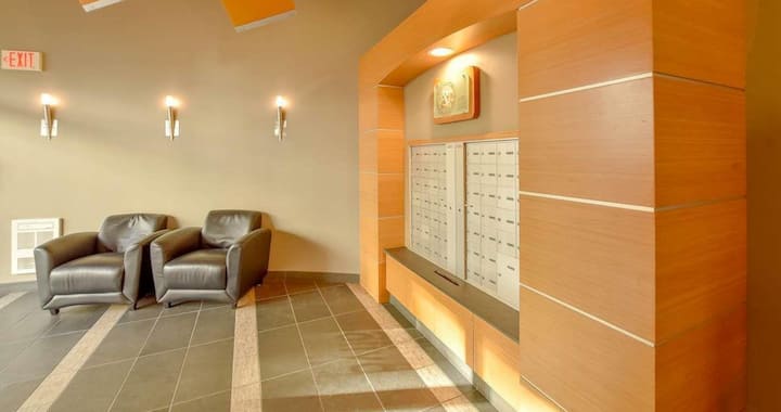 Location!2-bed 2-bath Bright Apt - 델타