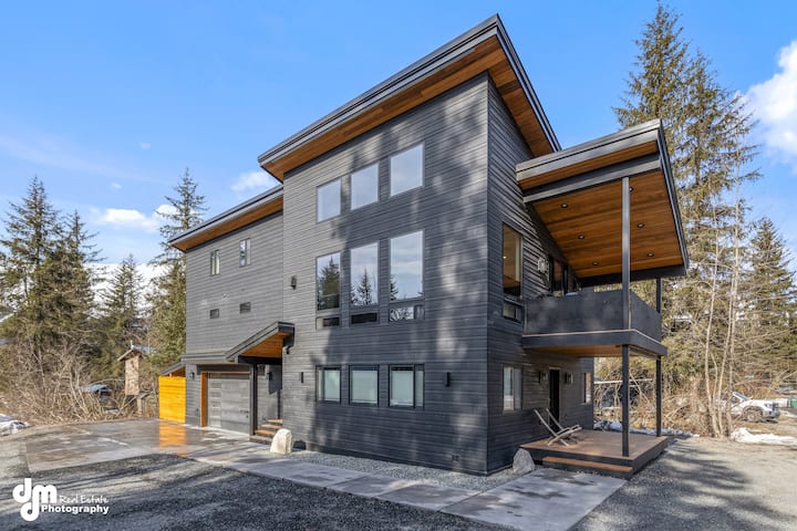 Modern Mountainside Chalet - Girdwood, AK