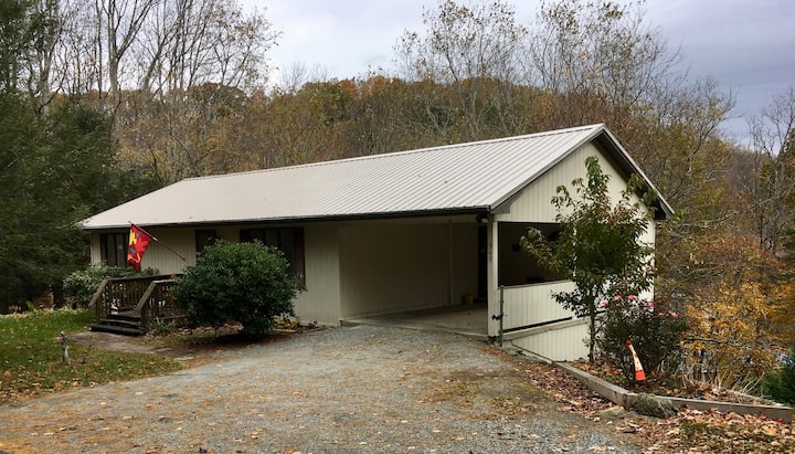 Cozy Coop Llc - Comfortable House Nearly In Town - Boone, NC