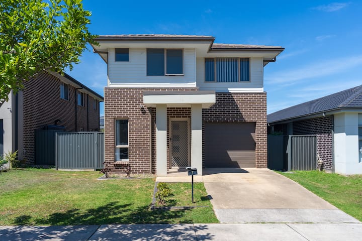 4br Home | Near Hospital, Uni & Shops | Werrington - Kingswood