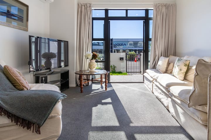 Character Meets Comfort 2 Bedroom City Townhouse - Christchurch