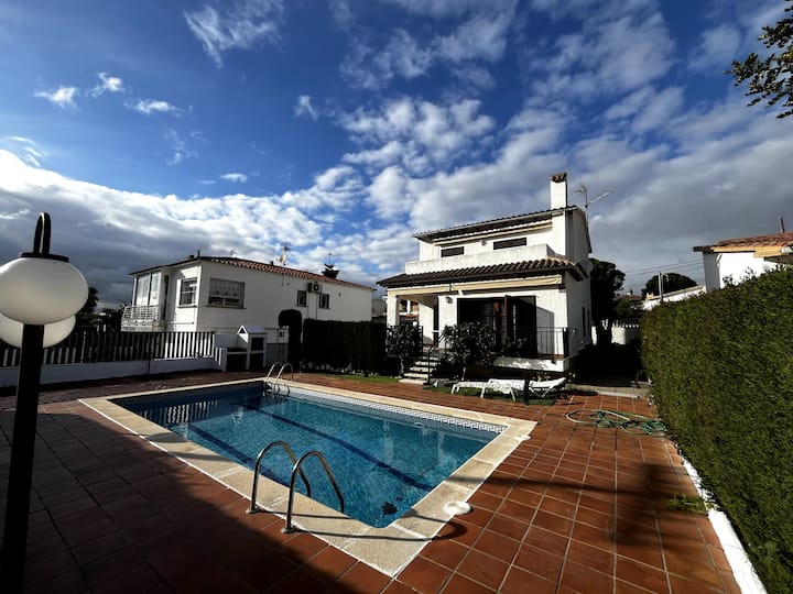 Chalet Con Piscina Privada - Comarruga