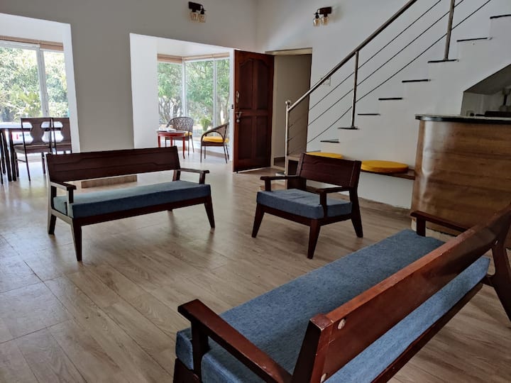 Private Pool Estate With Villa & Cottages - Hosur