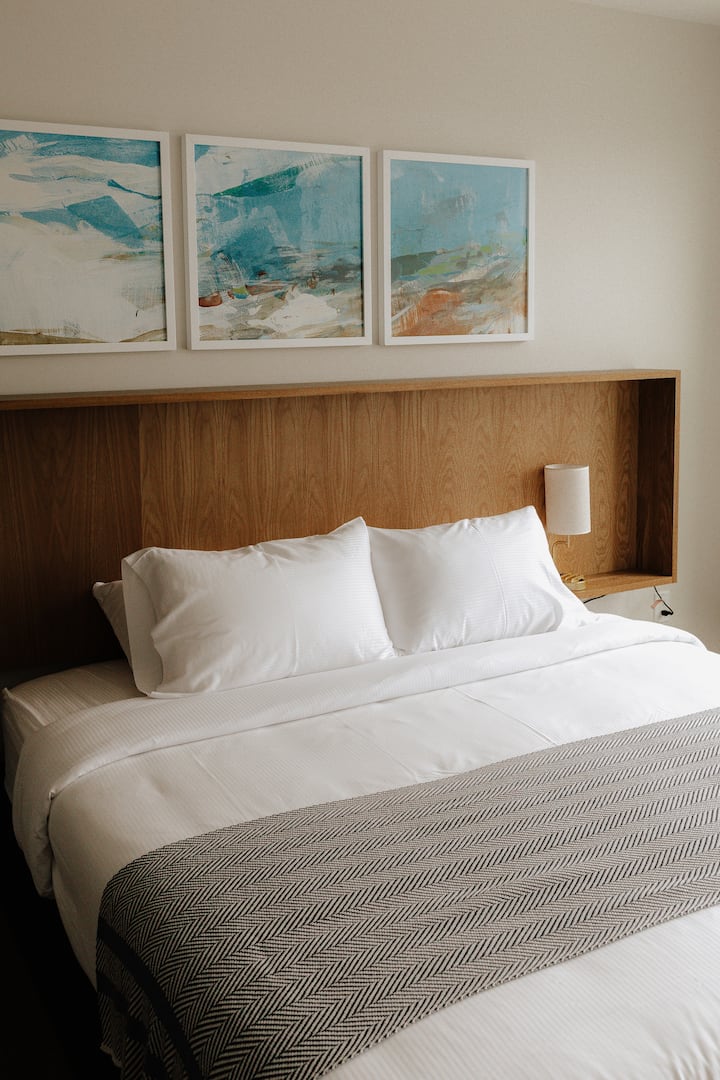 Dexter Elk Rapids | Deluxe Bayview Suite - Elk Rapids, MI