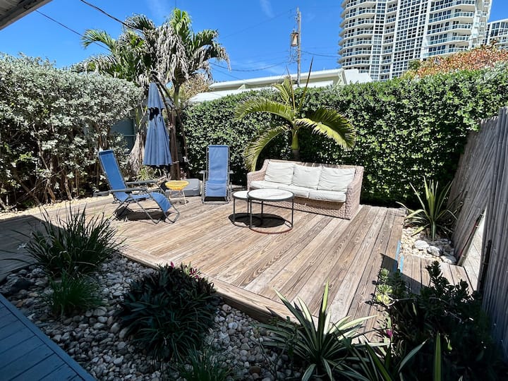 Walnut Beach Bungalow - Dania Beach, FL