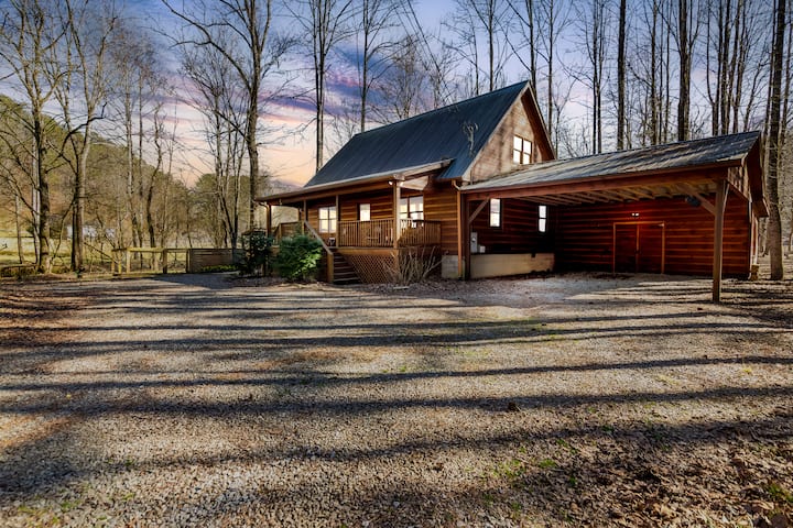 Riverside Retreat: Fireplace, Hot Tub And Pool! - Ellijay, GA