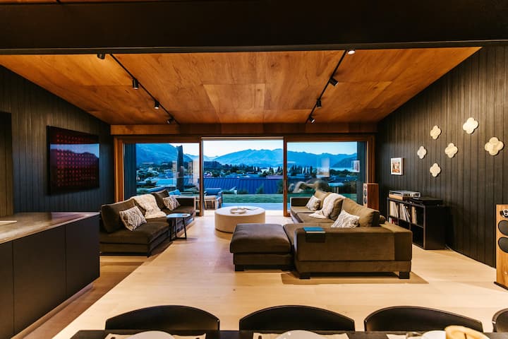 The Brick House - Stunning Lake Views - Sleeps 10 - Wanaka