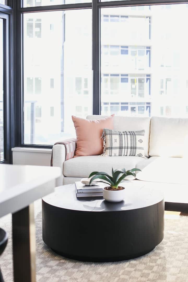 Aven At Aqua | Modern 2 Bdrm Lakefront + Pool - Kelowna