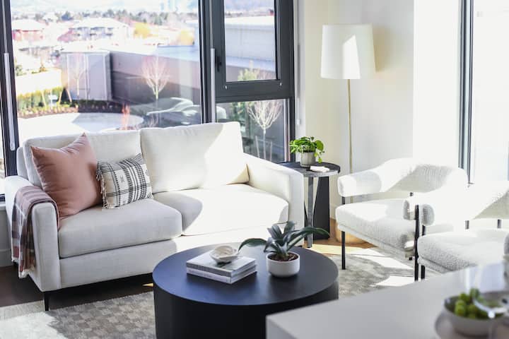 Aven At Aqua | Modern 2 Bdrm Lakefront + Pool - Kelowna