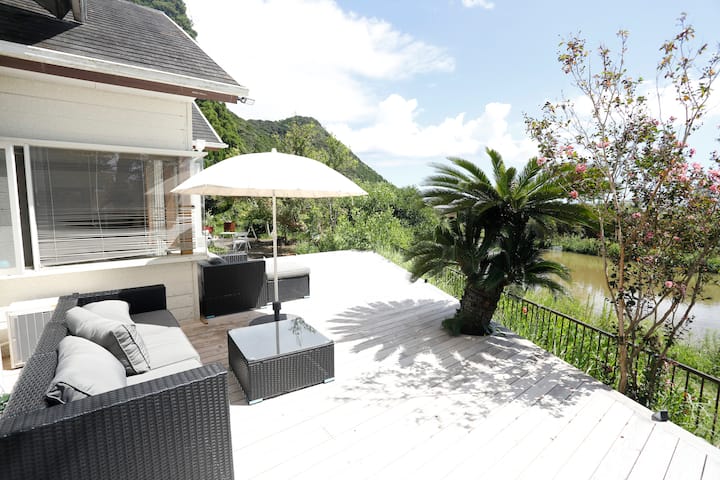 大人グループ限定
海から2分。
大きなテラスがあるゲストハウスです。中庭では焚火&Bbqが楽しめます - 가모가와시