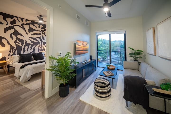 Tropical Retreat W/ Palm Views & Free Parking - West Palm Beach, FL