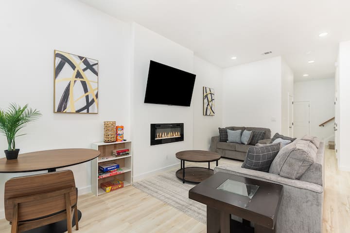 Cozy Stay By Epiccentral & At&t | Sleeps 12 & Yard - Grand Prairie, TX