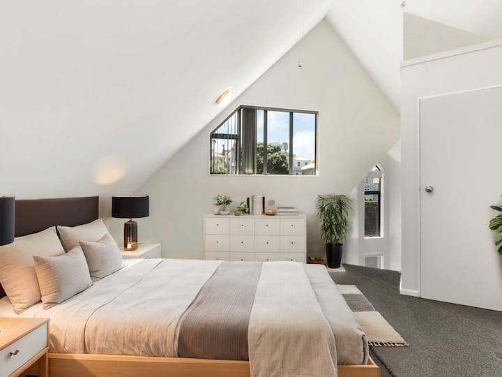 Terrace Townhouse - Prime Location & Free Parking! - Northland