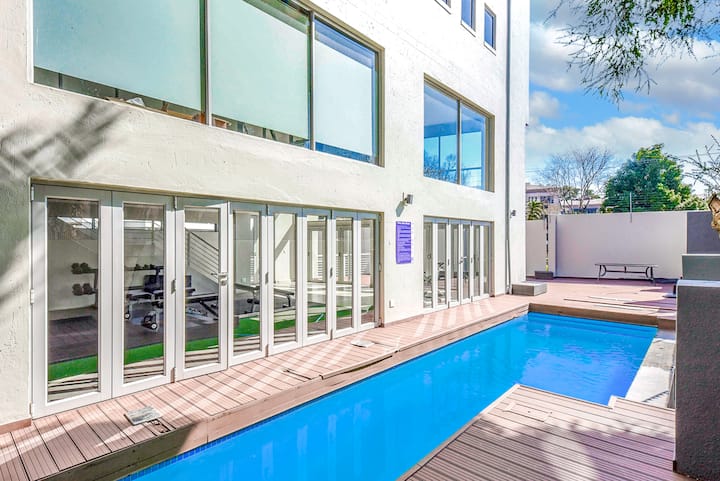 Unwind In Luxury:2br In Sandton W/ Private Balcony - Sandton