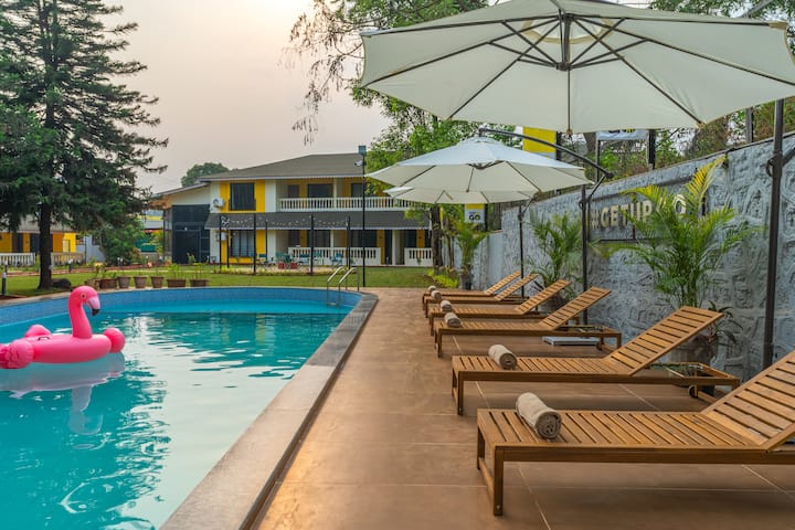 Green Escape | Cozy Deluxe Room In Lonavala - Lonavla