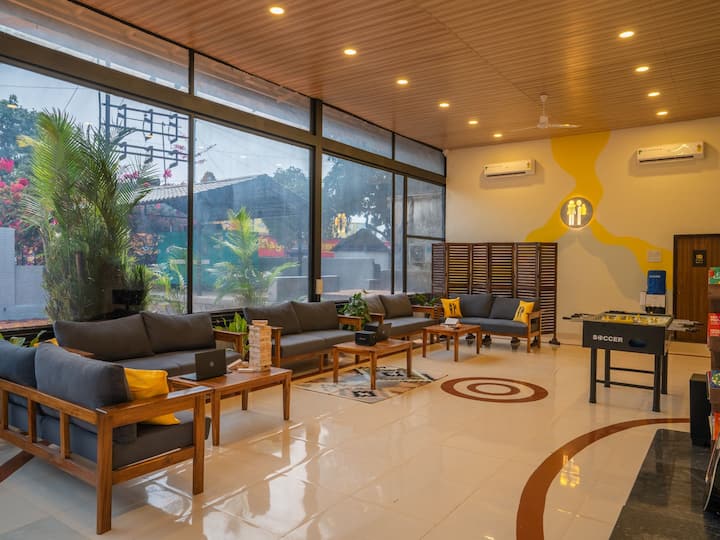 Green Escape | Cozy Deluxe Room In Lonavala - Lonavla