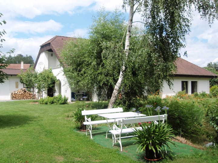 Romantický Dům U Rybníka V Tichu Nádherné Zahrady - Pardubice