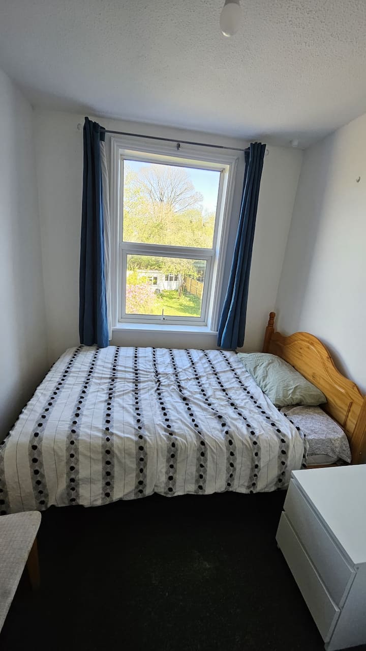 Double Bed Room With Shared Bath - Berkshire