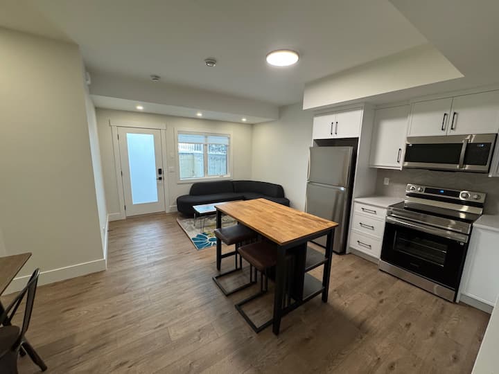 Prime Location Modern 1br - Calgary