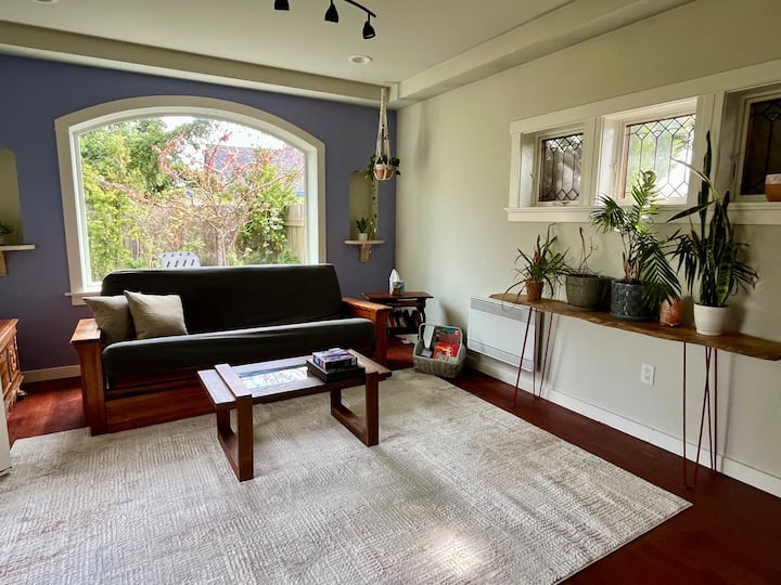 The Sunset Cottage (With 2 Cats For Company) - Bellingham, WA