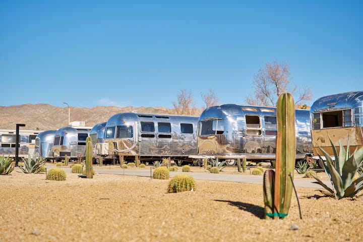 New Lux Camper W/ Fire Pits + Pool + Hot Tub - Joshua Tree, CA