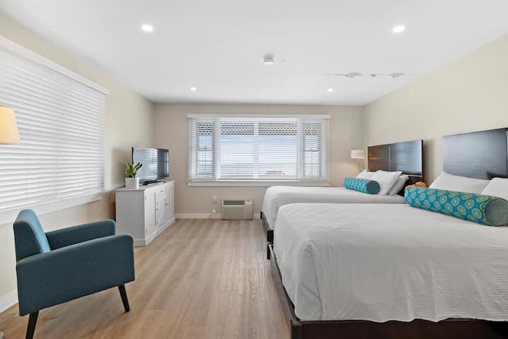 Cozy Oceanfront Room | 2 Beds + Kitchenette - Woods Hole, MA