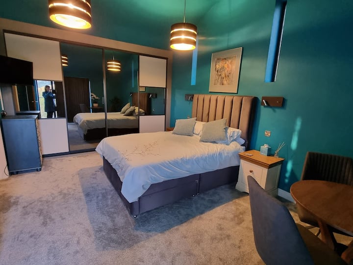 Luxury, Large, Double Bedroom. - Tetbury