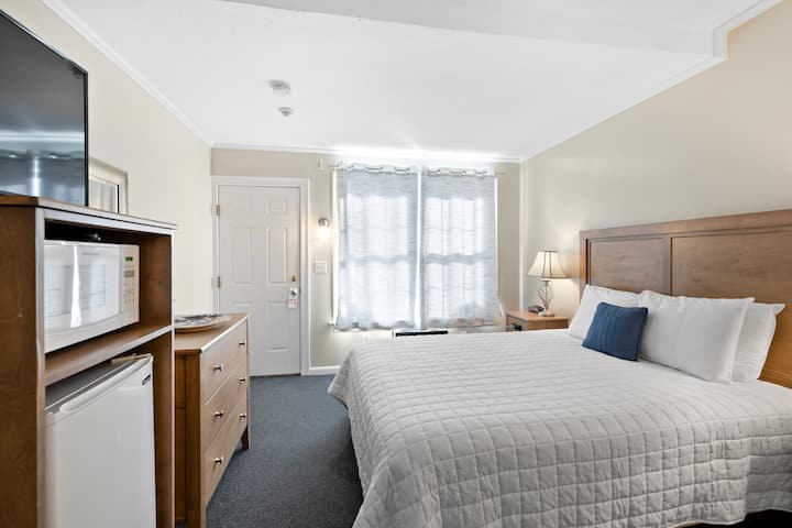 Cozy Queen Suite By The Ocean | Walk To Beach - Woods Hole, MA