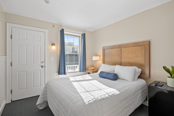 Cozy Queen Room Near Beach & Dining (305) - Oak Bluffs, MA