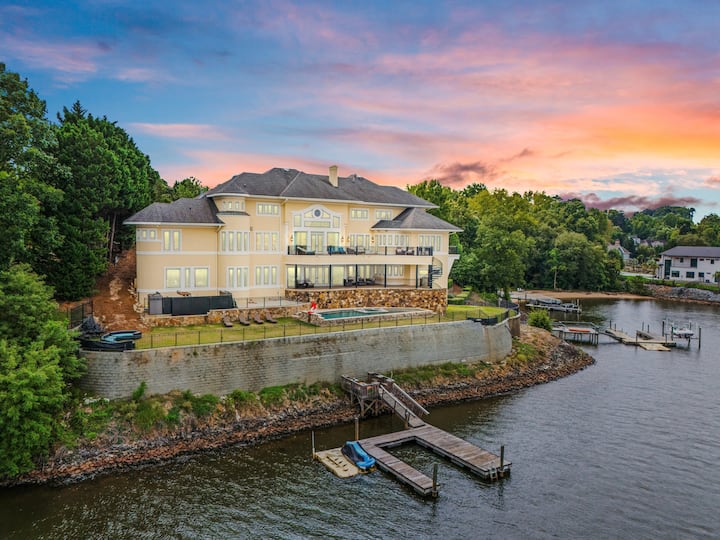 Lake Wylie Mansion: Sleeps 22 - Lake Wylie, SC