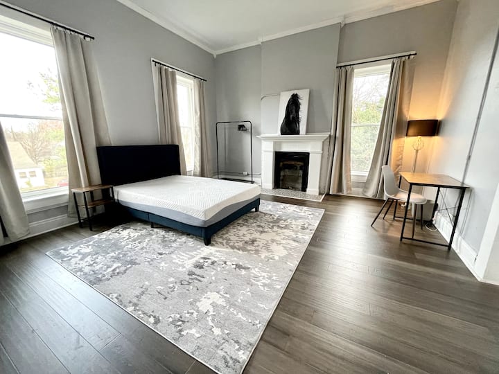 1900s Mansion- Extremely Spacious Private Room #10 - Louisville, KY