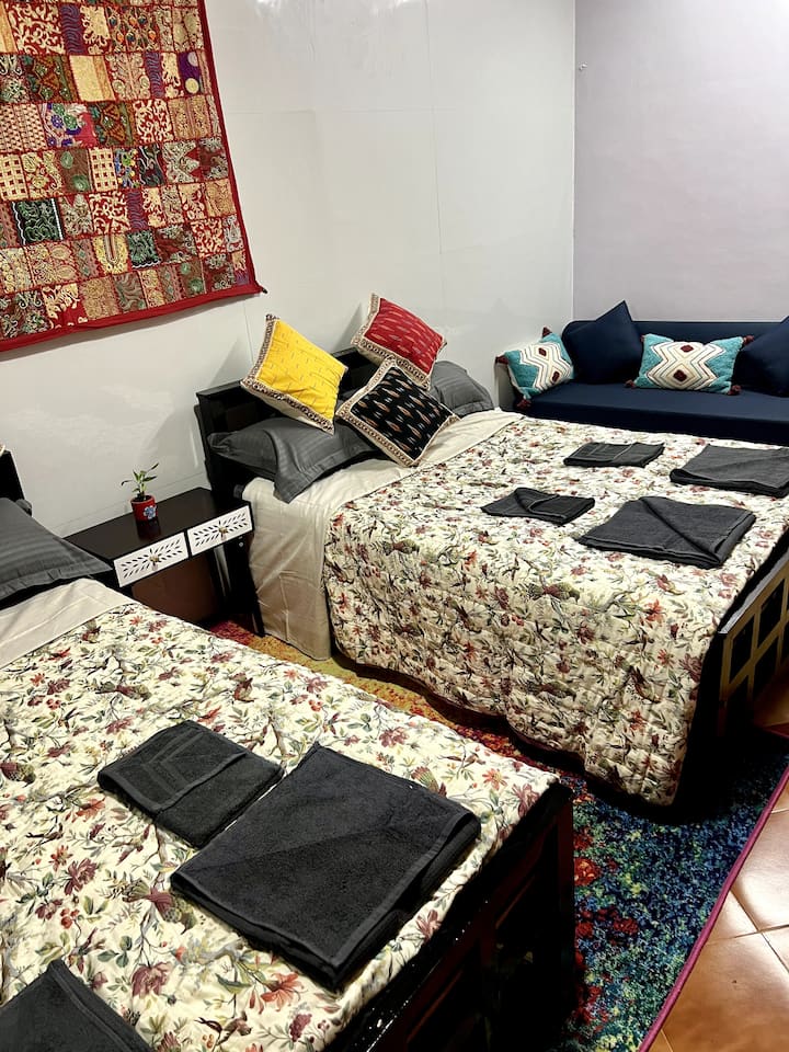 Large Familyroom In Cozy Cottage - Mettupalayam