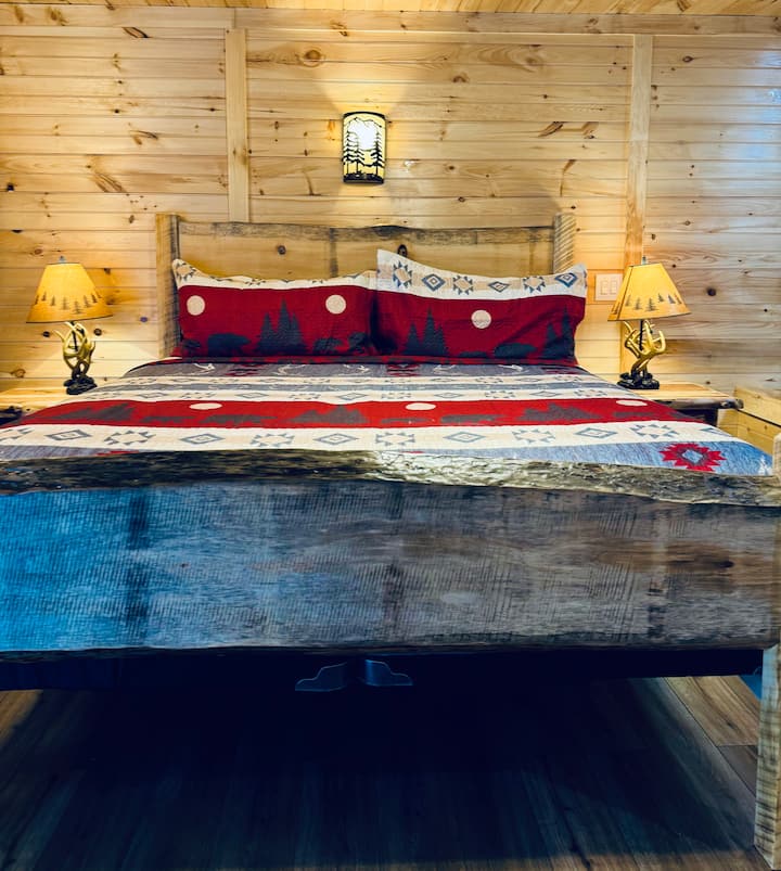 Cozy Romantic King Studio: Private Jacuzzi & Pool - Lake George, NY