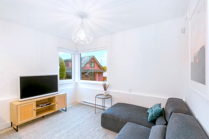 Modern 2br Guest House | Mountain Views & Style - Vancouver