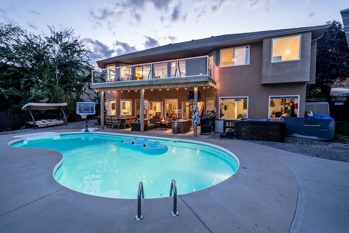 Executive Home Half House W Pool - West Kelowna