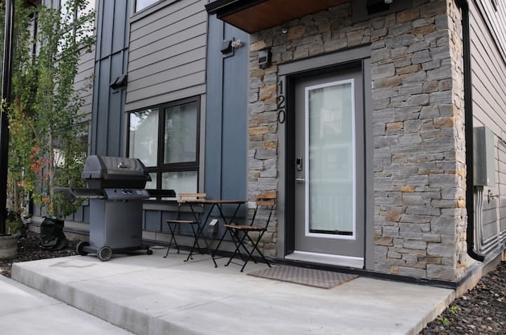 Cozy & Modern Studio Condo | Hot Tub & Pool - Canmore