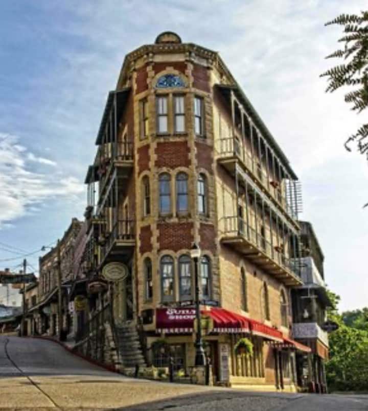 Flatiron Flats Penthouse Suite - Eureka Springs, AR